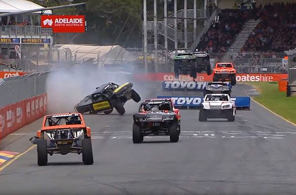 WHAT A RACE! Wild Finish At Stadium Super Trucks Adelaide - ThrottleXtreme