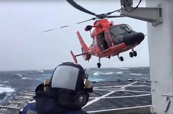 Coast Guard Helicopter Pilot Makes Crazy Landing On Ship In Rough Seas ...